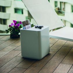 Dado - Table basse avec porte-revues par Serralunga, en polyéthylène | Sediarreda.com