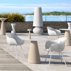 Fade Chair - Poltroncina per esterno di Plust, con struttura in metallo e seduta in polietilene ...