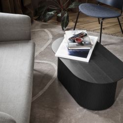 Podia Table - Mesa de centro con contenedor de Ferm Living, en fresno ...